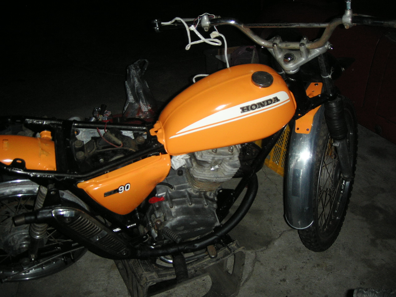 闇夜に浮かぶSL90: ビンテージレーサーをつくる